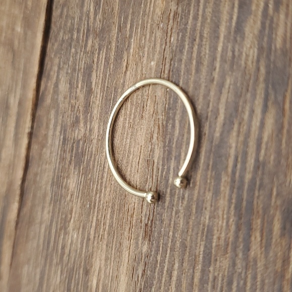 R549 gold tone wire ring adjustable band simplistic jewelry staple